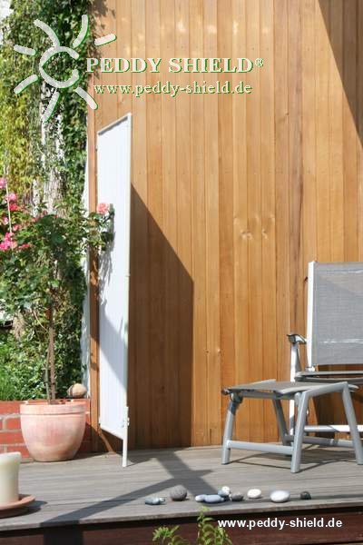 Sichtschutz Paravent auf dem Balkon